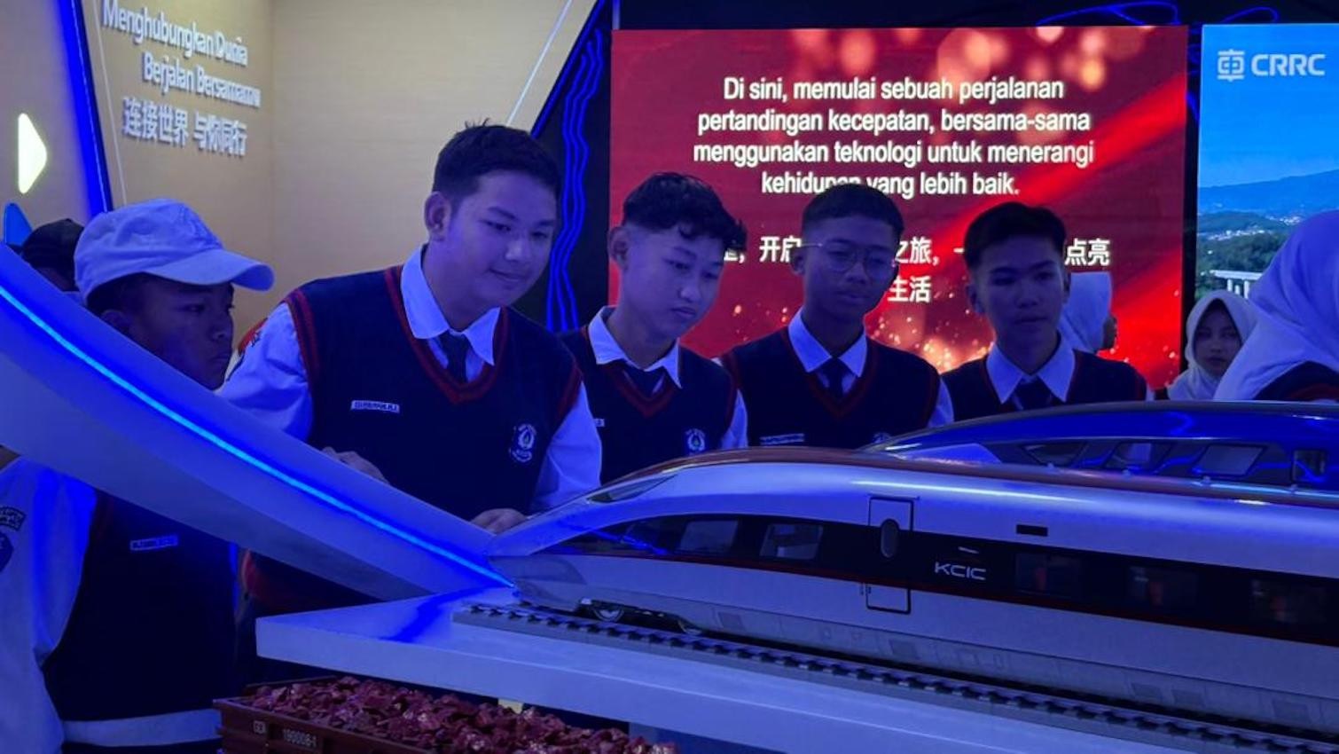 CRRC Sifang Kenalkan Teknologi Transportasi Masa Depan pada Siswa SMP ...